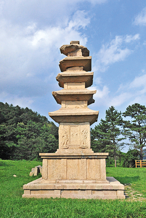 돌로 세운 불국토 박경식 교수의 석조문화유산 답사 경주 장항리사지 서오층석탑 - 전형기의 석탑들 ③